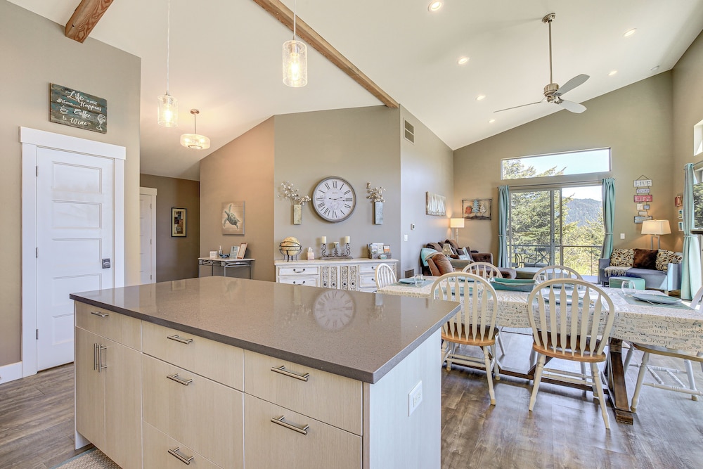 'Gorge Retreat' - Modern Carson Home W/ Mtn Views! - Carson, WA