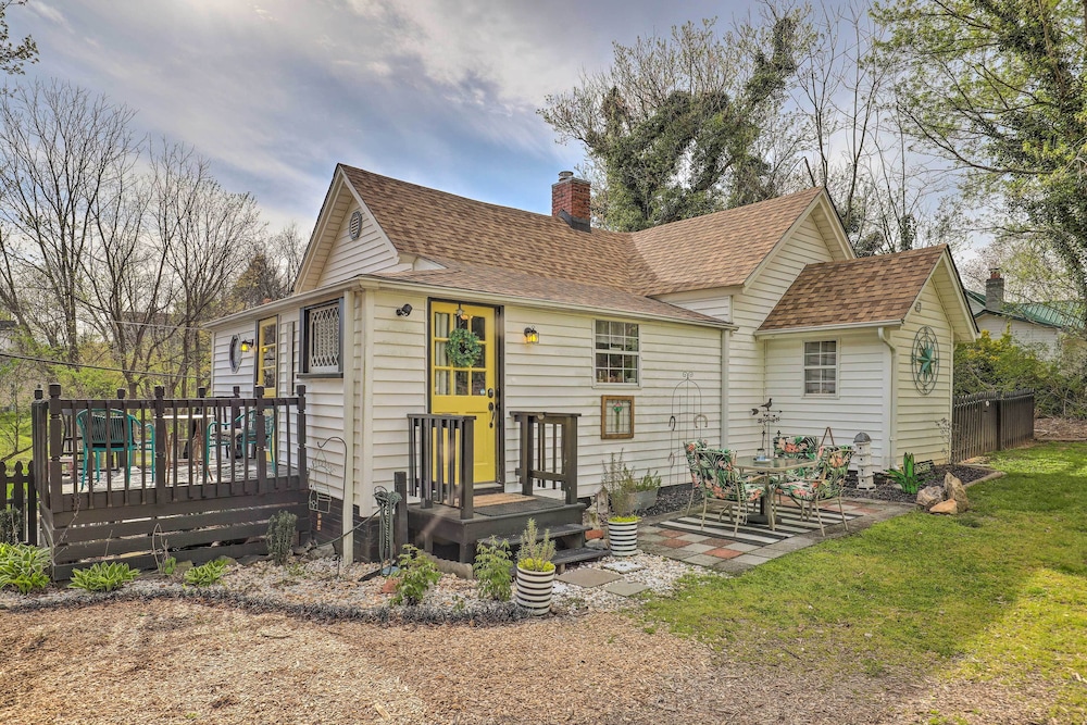 Stylish Woodfin Home W/ Backyard & Fire Pit - Asheville