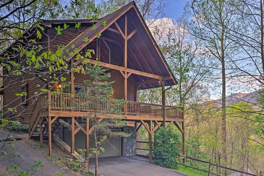 Spacious Maggie Valley Cabin W/ Hot Tub & Mtn View - Maggie Valley, NC