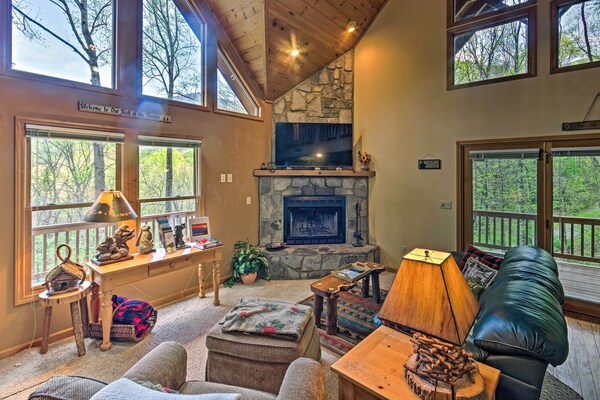 Spacious Maggie Valley Cabin W/ Hot Tub & Mtn View - Maggie Valley, NC