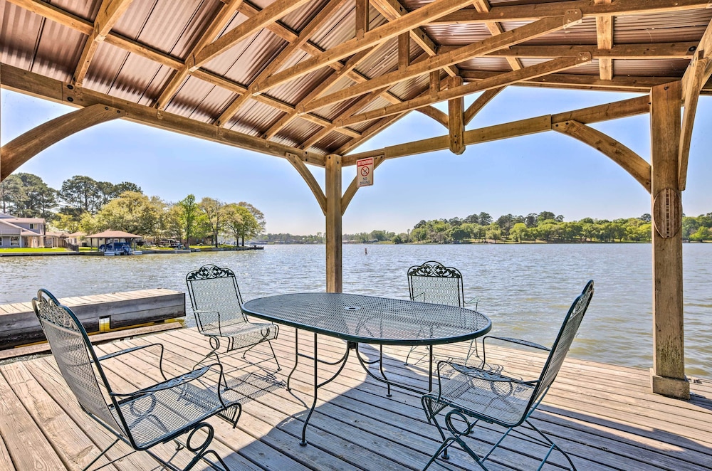 Updated Lake Conroe Cabin Rental - Walk To Water! - Lake Conroe, TX