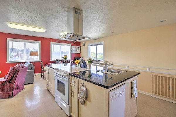 Waldport Townhome W/ Dog Run On Alsea Bay! - Waldport, OR