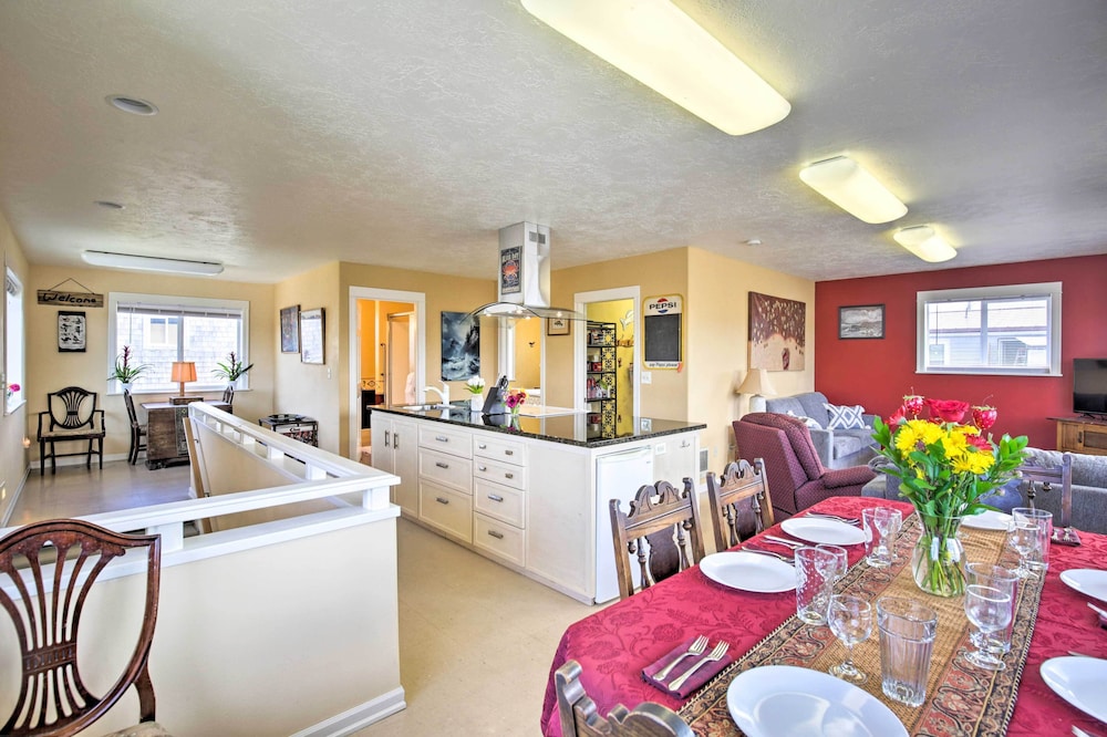 Waldport Townhome W/ Dog Run On Alsea Bay! - Waldport, OR