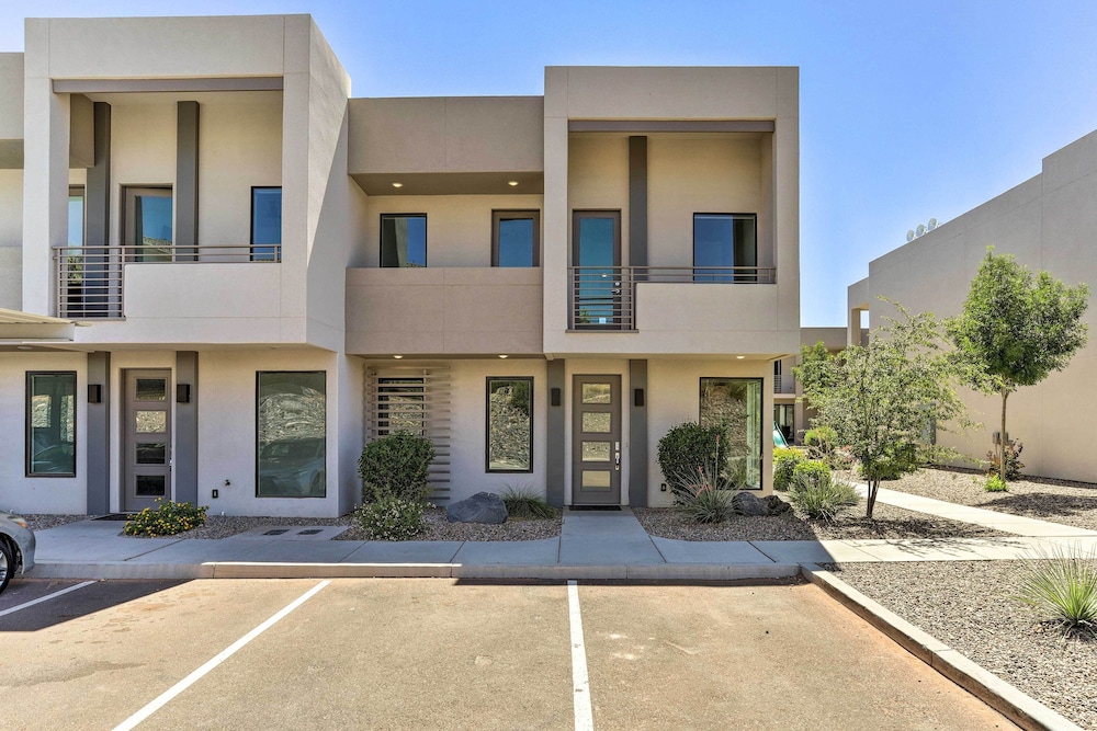 Sunny Resort Townhome + Balcony & Pool Access - St. George, UT