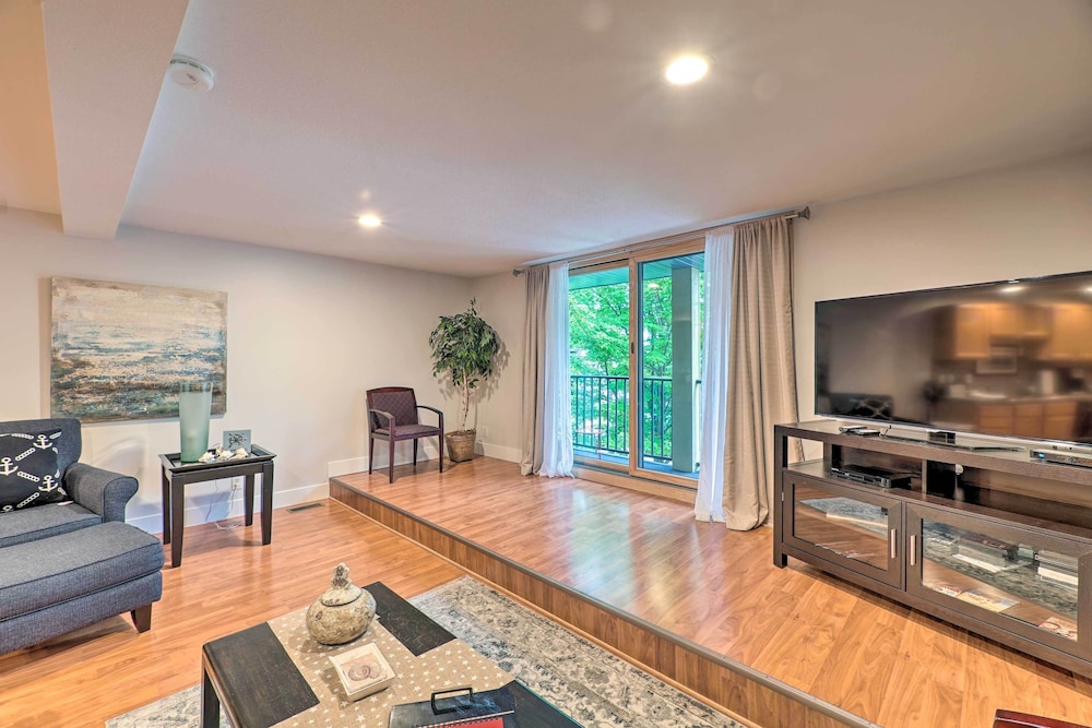 Cute Grand Haven Apartment: Walk Downtown Streets! - Grand Haven State Park, MI