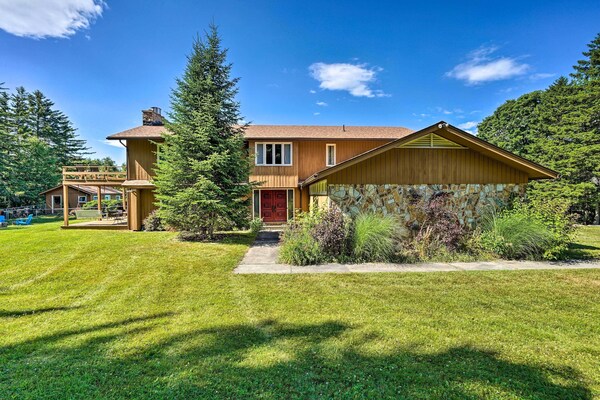 Family Winter Retreat W/ Hot Tub: 14 Mi To Slopes! - Mohawk Trail State Forest, Charlemont