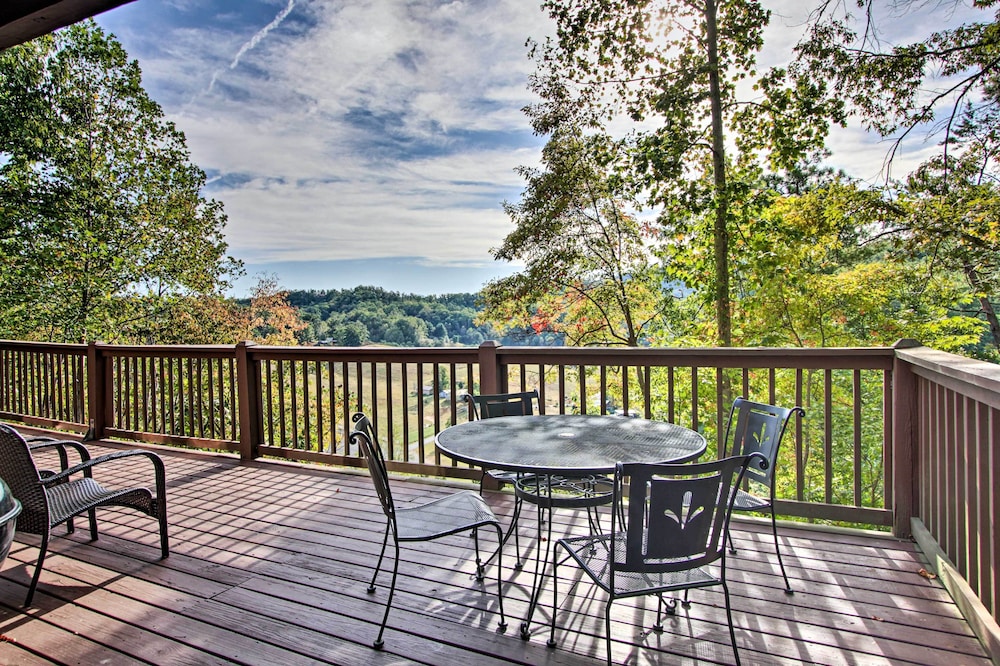 'Scenic Solitude' W/ Hot Tub: 3 Mi To Pigeon Forge - Great Smoky Mountains National Park