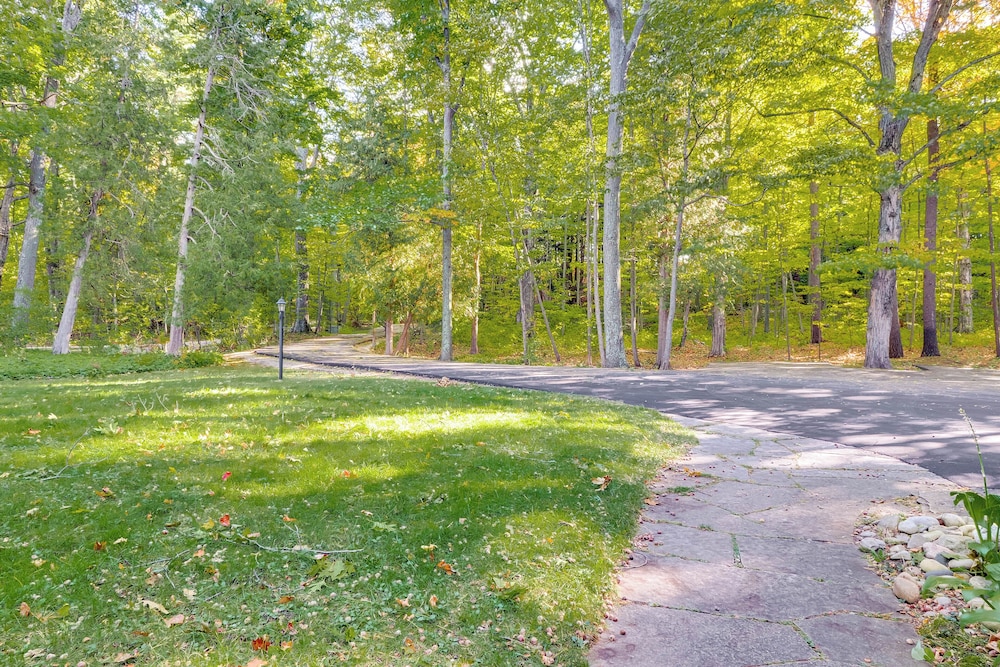 Unwind Fireside, Walk To Water! Lake Michigan Home - Leland, MI