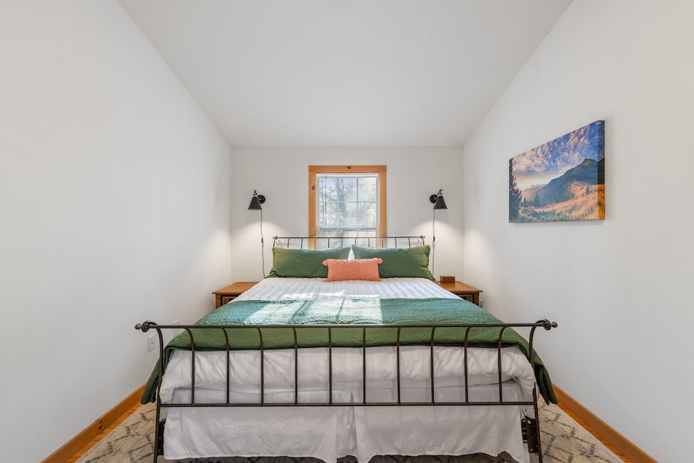 Hilltop Hideaway - Summer Getaway, Nearby Lakes, Scenic Views, Porch & Fast Wifi - Blairsville, GA