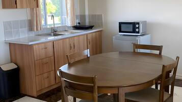 Um frigorífico, um micro-ondas, uma placa de cozinha