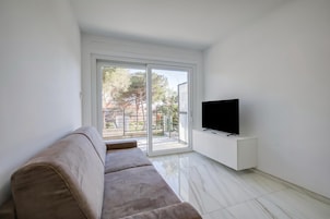 Apartamento Standard, 1 quarto, micro-ondas (Beachy Vibes- 900m from the beach) | Sala de estar | Televisor 