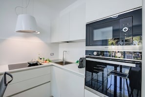 Apartamento Standard, 1 quarto (Beachy Vibes- 900m from the beach) | Cozinha privada | Um frigorífico, um micro-ondas, um forno, uma placa de cozinha 