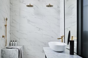 Quarto luxo, 1 cama King | Banheiro | Banheira de imersão, secador de cabelo, roupões de banho 