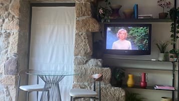 Casa de campo básico | Área de estar | TV 100 polegadas com canais digitais