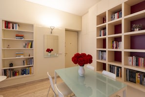 Apartamento design | Área de estar | Smart TV 43 polegadas com canais digitais, TV