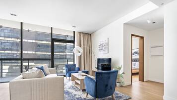 Apartamento Deluxe | Sala de estar | Smart TV de 50 de polegadas com canais por cabo, televisor, Netflix