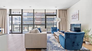 Apartamento Deluxe | Sala de estar | Smart TV de 50 de polegadas com canais por cabo, televisor, Netflix