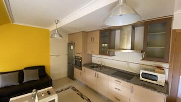 Apartamento Deluxe | Cozinha privada | Um forno, Produtos de limpeza