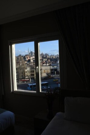 Minibar, secretária, secretária adequada para computadores portáteis 