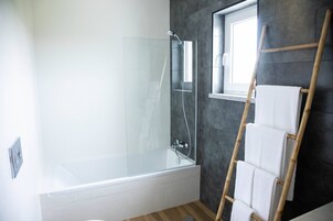 Quarto Duplo Panorâmico | Casa de banho | Um polibã, um chuveiro fixo, um secador de cabelo, toalhas fornecidas