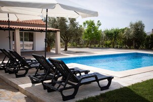 Piscina exterior, guarda-sóis, espreguiçadeiras 