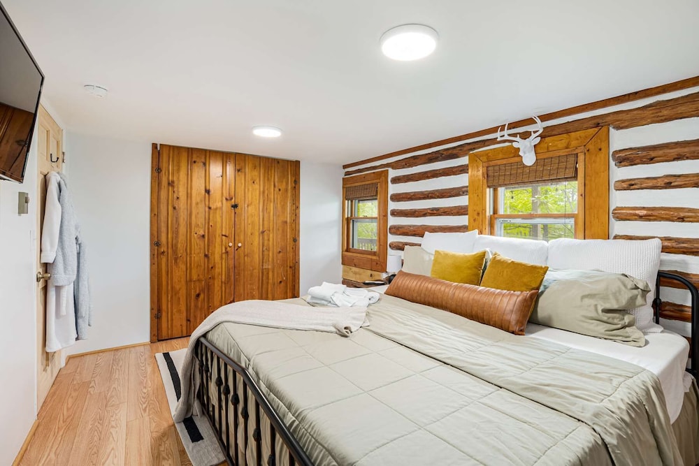 Modernized Log Cabin W Hot Tub, Fire Pit & Views! - Berkeley Springs, WV