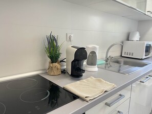 Apartamento | Cozinha privada | Um frigorífico/congelador grande, um micro-ondas, um forno 