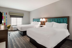 Quarto, 2 camas queen-size, frigorífico e micro-ondas