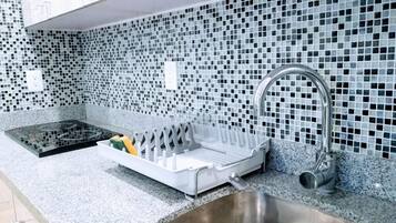 Um frigorífico, um micro-ondas