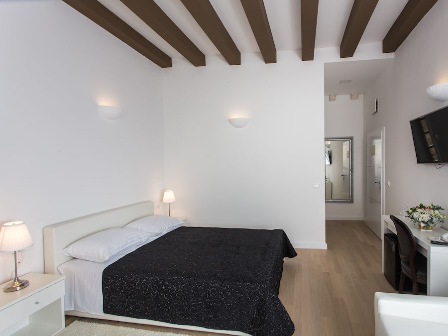 Quarto Duplo Deluxe | Quartos insonorizados, berços/camas para crianças grátis, Wi-fi grátis