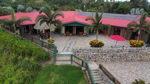 Junto à piscina 