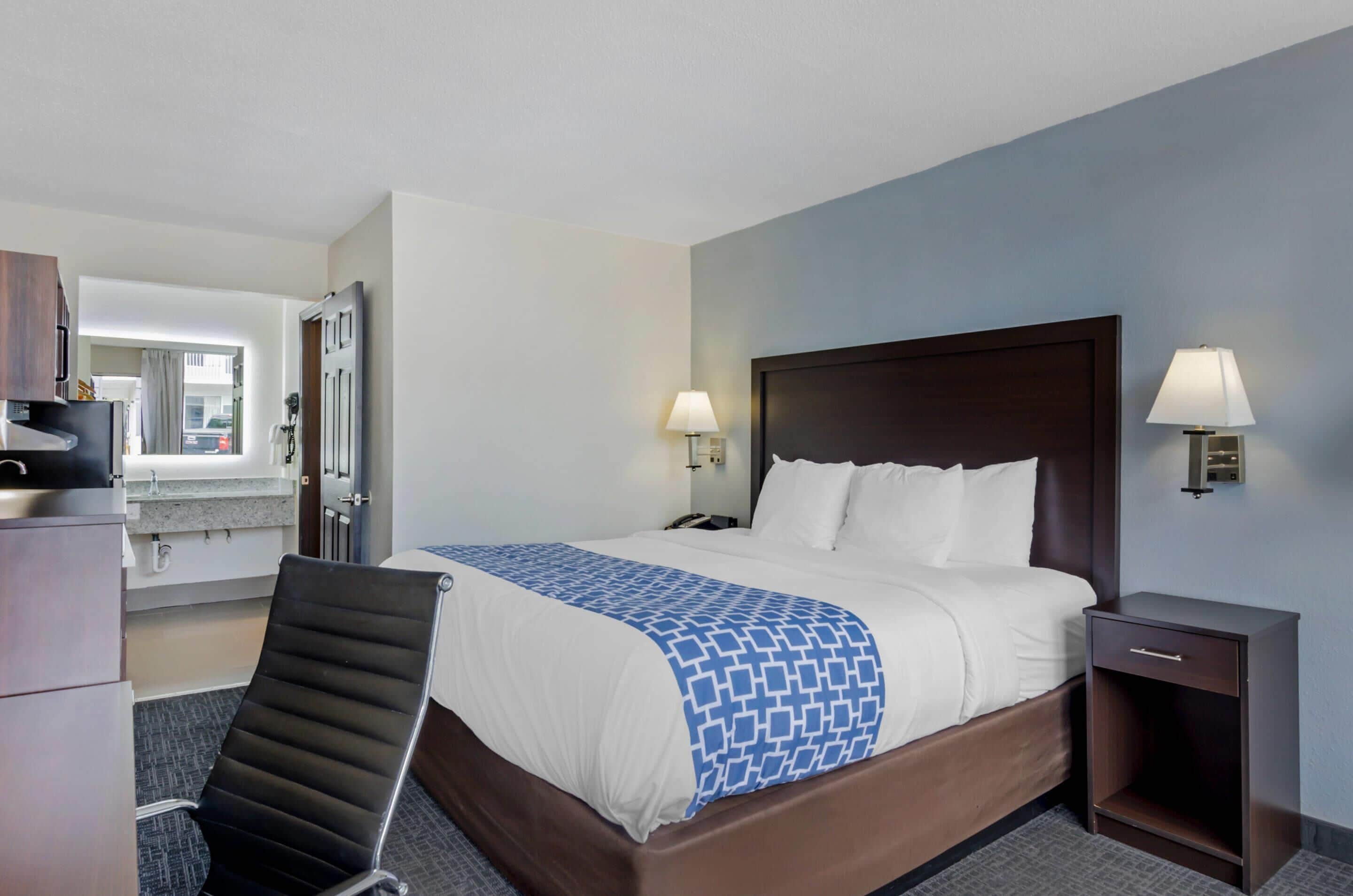 Quarto, 1 cama King, acessível, para não fumantes | Escrivaninha, cortinas blackout, ferros/tábuas de passar roupa