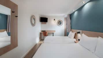 Quarto de hotel com duas camas, uma mesa, uma televisão e um espelho.