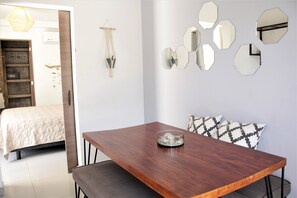 Estúdio club | Roupas de cama premium, edredons de pluma, escrivaninha