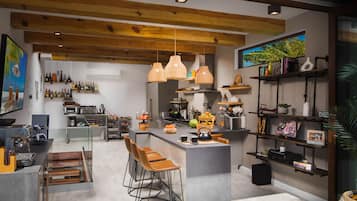 Villa Signature, banheira de hidromassagem grande, vista para o oceano | Cozinha privada | Minifrigorífico, um micro-ondas, um forno, uma placa de cozinha