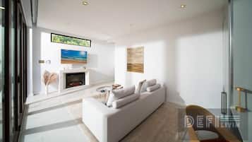 Villa Signature, banheira de hidromassagem grande, vista para o oceano | Sala de estar | Smart TV de 55 de polegadas com canais por cabo, televisor, lareira