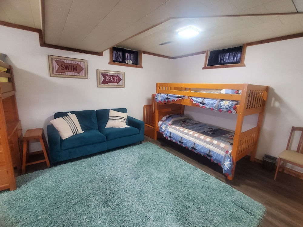 Lake Delton ~ Wisconsin Dells Home Provides Comfort And Access To All Activities - Baraboo, WI
