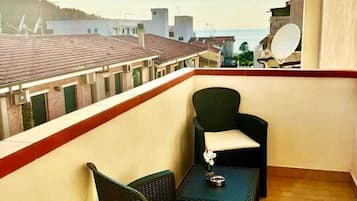 Quarto triplo standard, 1 cama King | Terraço/pátio