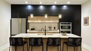 Casa de Férias Luxo (4 Bedrooms) | Cozinha privada | Um frigorífico/congelador grande, um micro-ondas, um forno