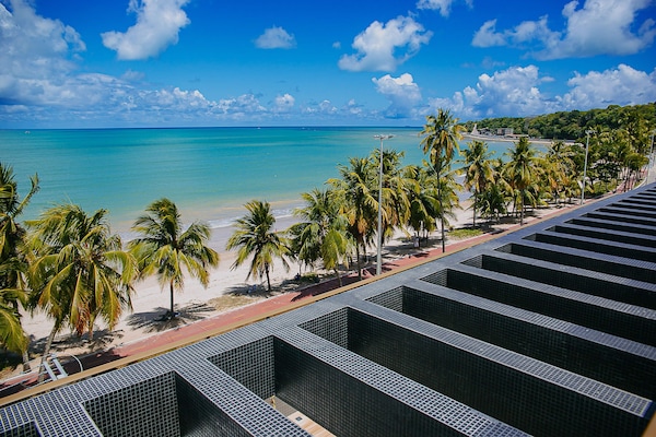 Na praia, areia branca