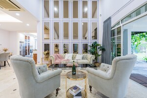 Bungalow de Luxo | Sala de estar | Smart TV de 60 polegadas com canais digitais, consola de videojogos 