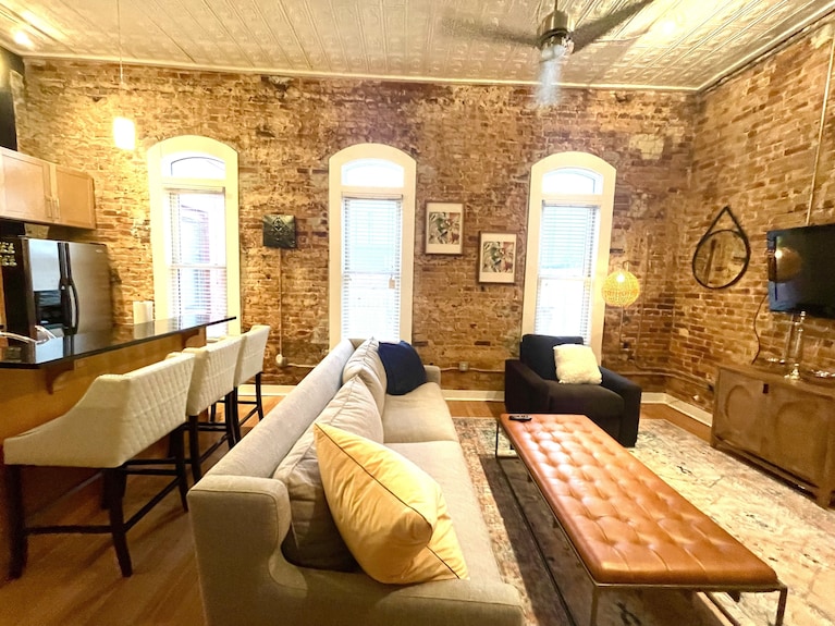 Luxury Downtown Jb Condo-designated Parking! - Arkansas State University, Jonesboro