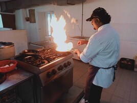 Na praia, areia branca, 2 bares na praia 