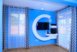 Apartamento Standard | Sala de estar | Televisor de ecrã plano de 32 polegadas com canais digitais, televisor 