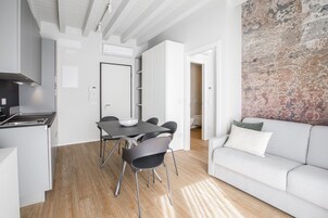 Apartamento Premium | Sala de estar | Televisor de ecrã plano de 32 polegadas com canais digitais, televisor 