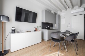 Apartamento premium | Área de estar | TV de tela plana 32 polegadas com canais digitais, TV