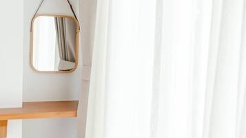 Quarto luxo, 1 cama King, para não fumantes, sacada | Roupas de cama premium, edredons de pluma, individualmente decorados