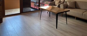Loft Exclusivo, vista para o lago | Sala de estar | Televisor LED de 40 polegadas com canais via satélite 