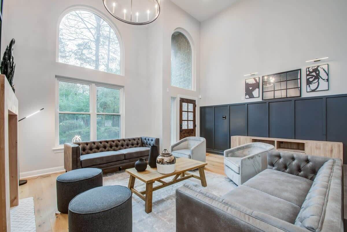 Luxury Mansion Dream Home - 6 Bed, Pool, Grill - The Woodlands, TX