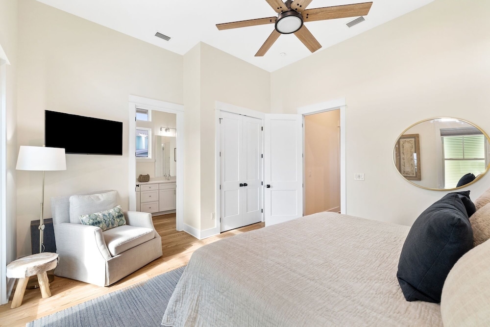 Holiday Stays! Community Pool and Amenities! Dogs Allowed! Gulf and Bay ...